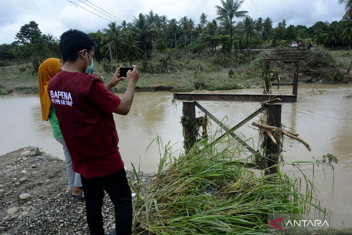Jembatan di Sidrap ambruk terdampak banjir bandang - ANTARA News