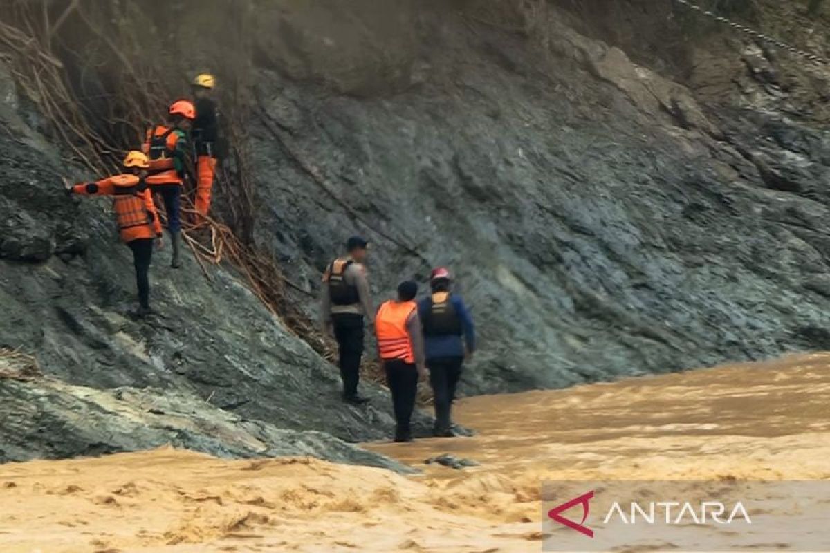 Basarnas bagi lima tim cari anak korban banjir yang hilang di Luwu - ANTARA News