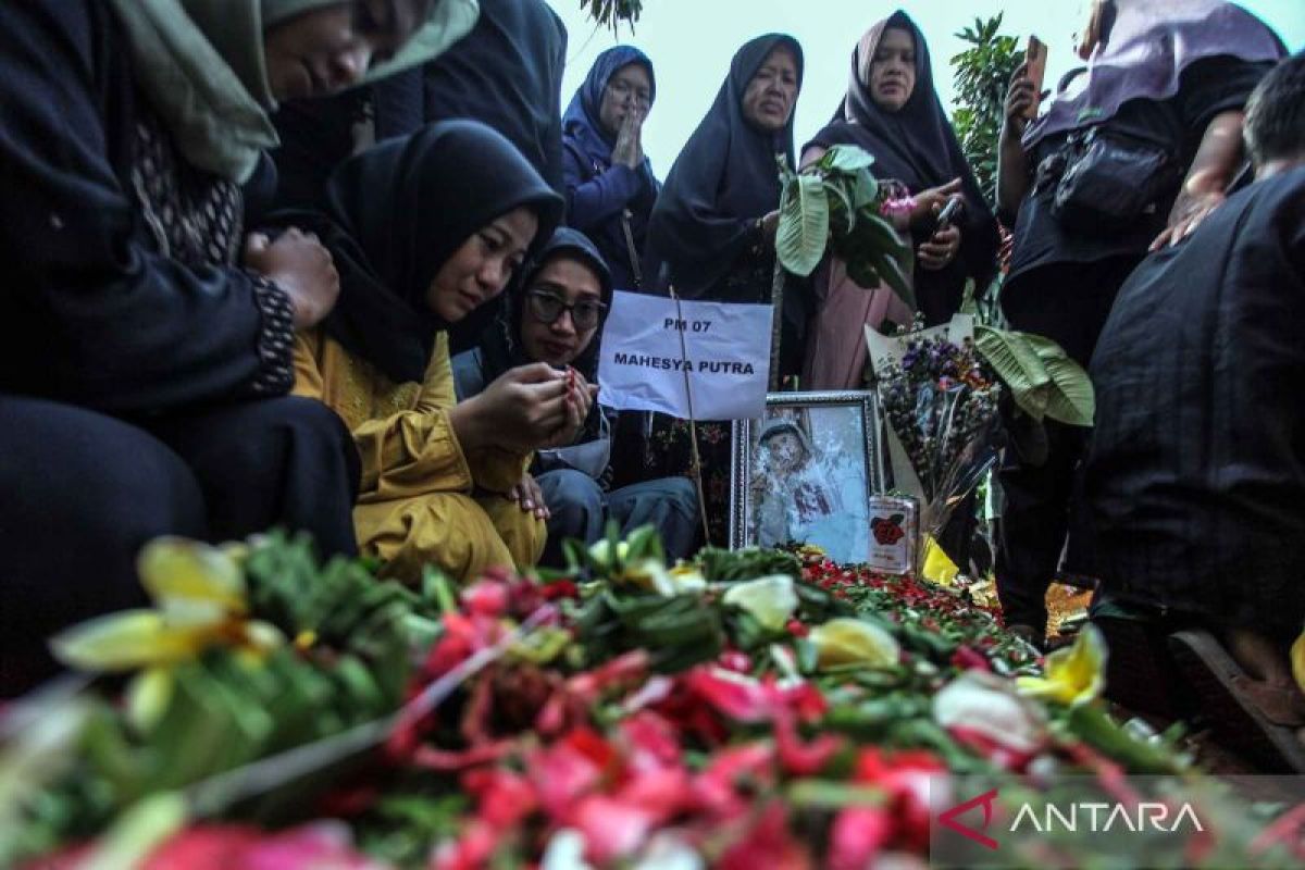 Begini suasana pemakaman korban kecelakaan bus pariwisata di Subang - ANTARA News