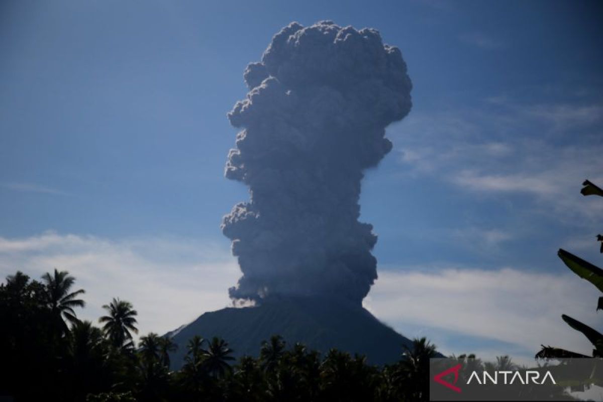 Erupsi Gunung Ibu di Halmahera Barat setinggi lima kilometer dari puncak - ANTARA News