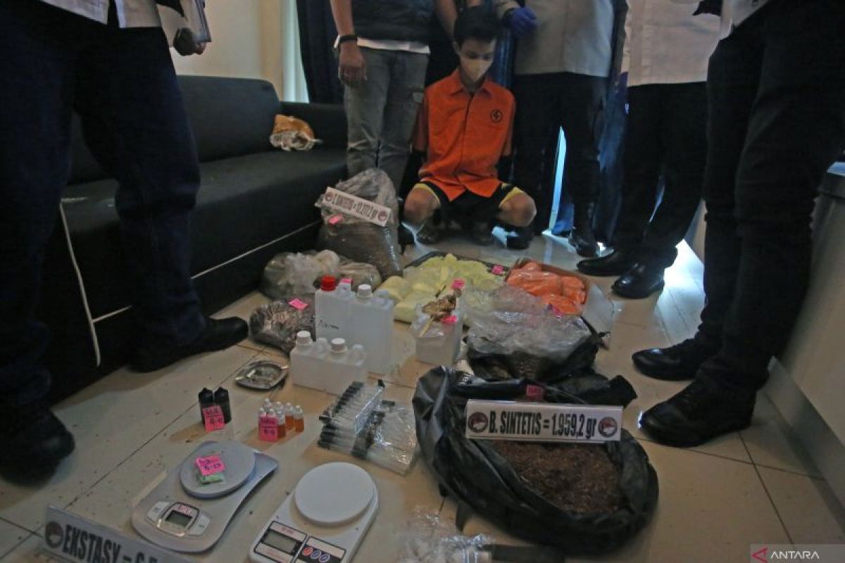 Pengungkapan kasus produksi narkoba di apartemen - ANTARA News