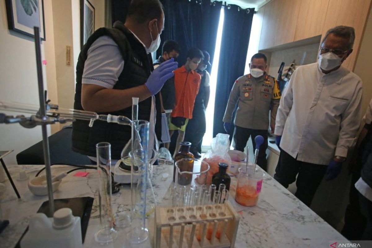 Pengungkapan kasus produksi narkoba di apartemen - ANTARA News