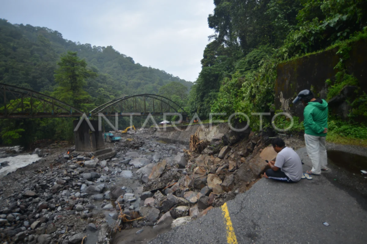 Penanganan jalan nasional putus di Lembah Anai - ANTARA Sumbar