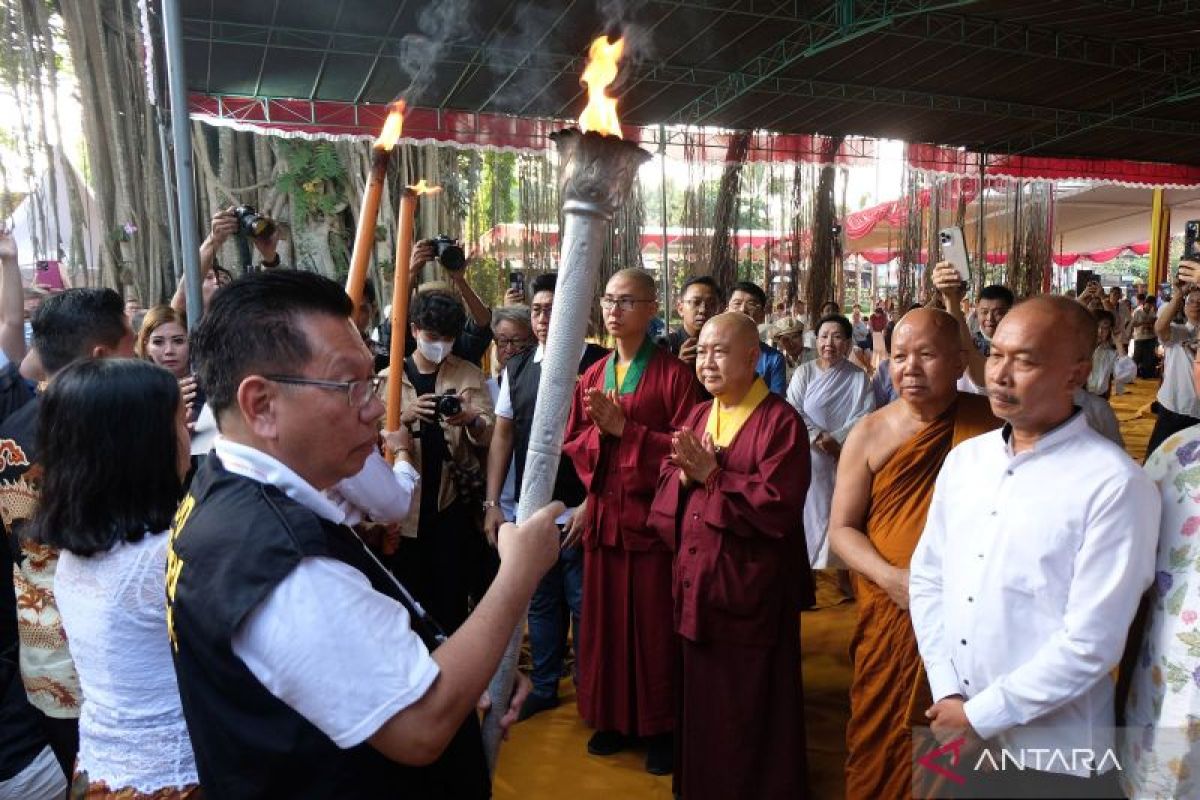 Penyematan Api Dharma Waisak 2024 di pelataran Candi Mendut - ANTARA News