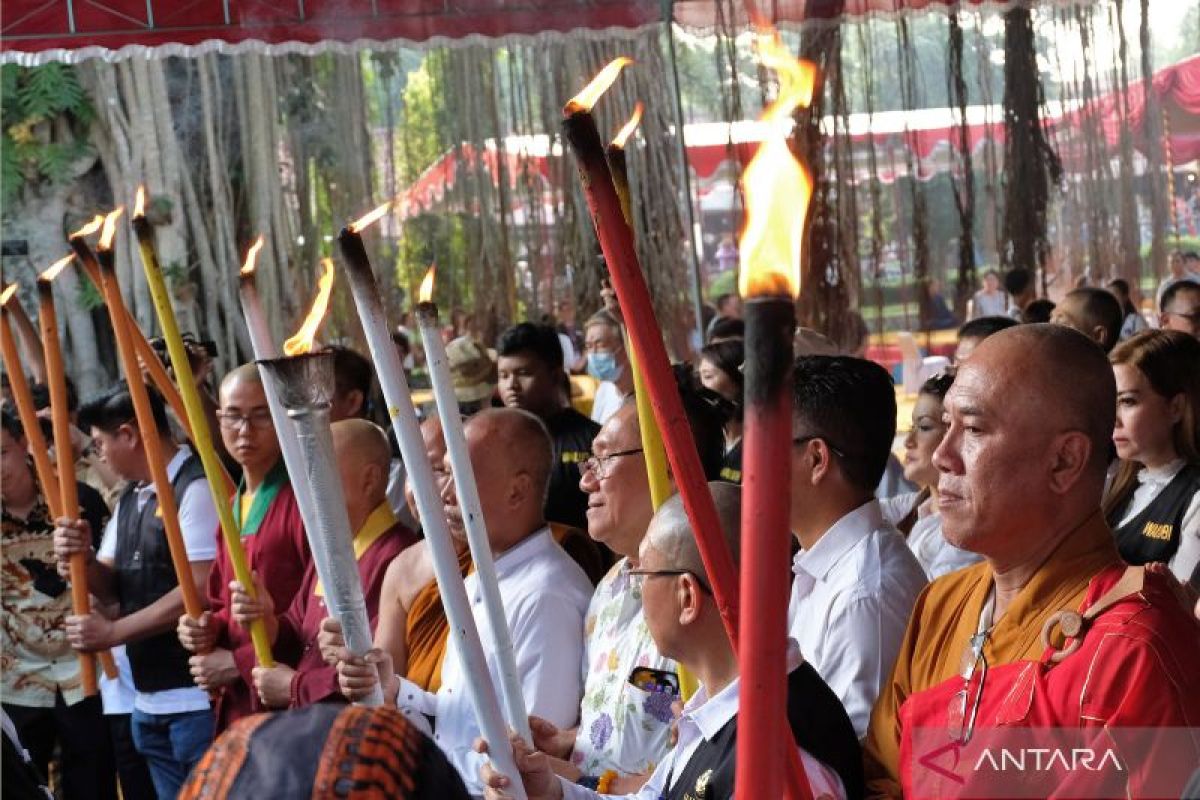 Penyematan Api Dharma Waisak 2024 di pelataran Candi Mendut - ANTARA News
