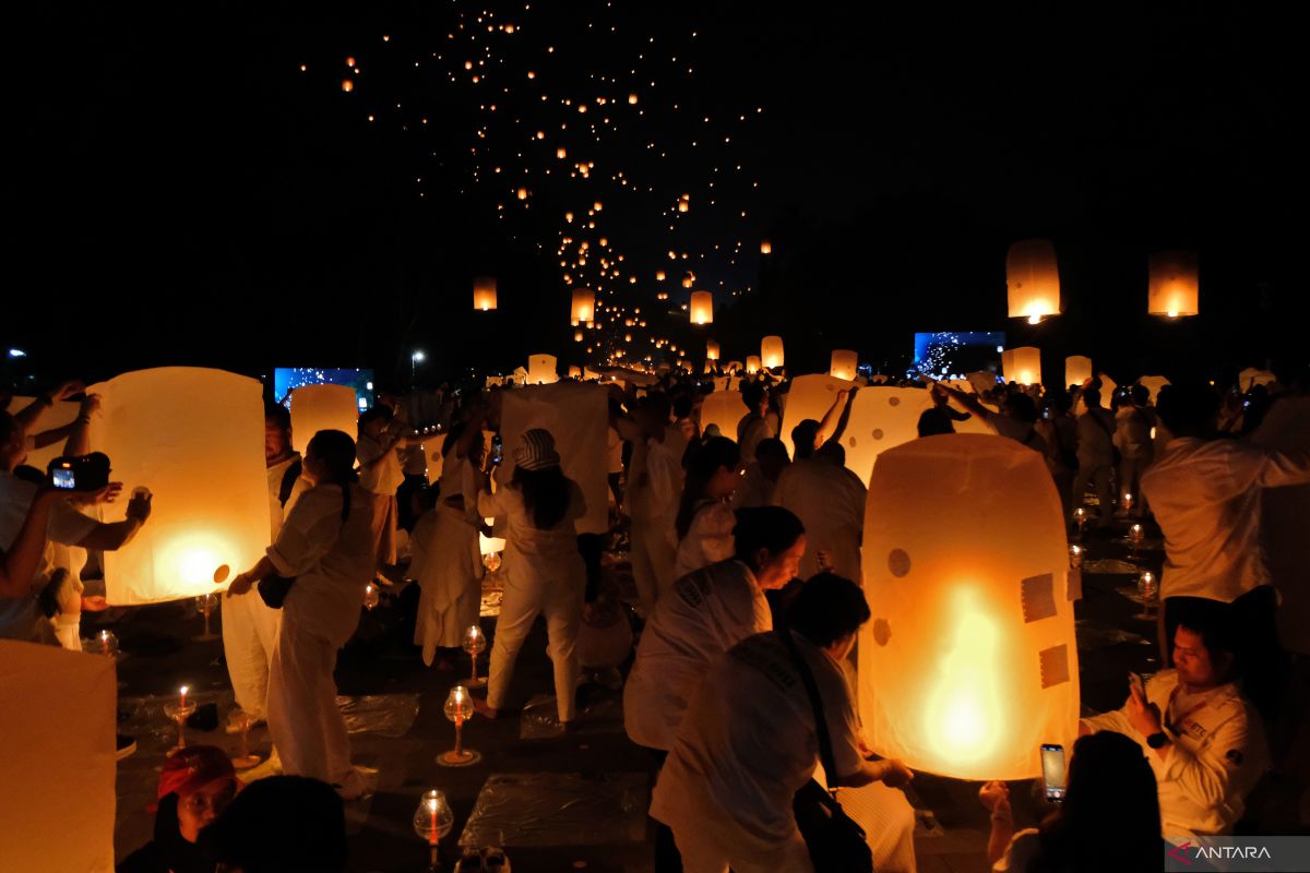 Festival lampion Waisak 2568 BE/2024 di Borobudur - ANTARA News Bali