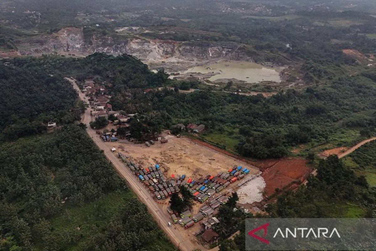 Kantung parkir truk pertambangan di Parung Panjang - ANTARA News