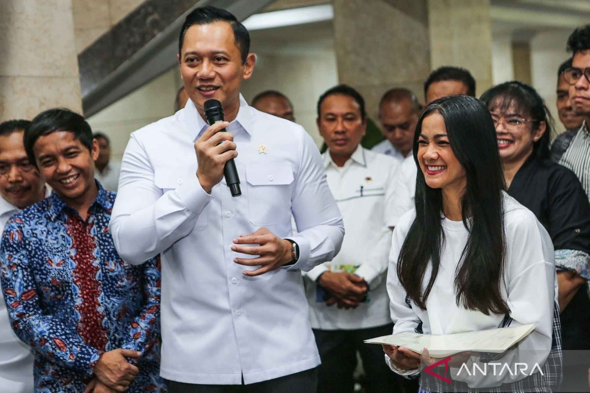 Kementerian ATR/BPN serahkan sertifikat tanah artis Nirina Zubir - ANTARA News