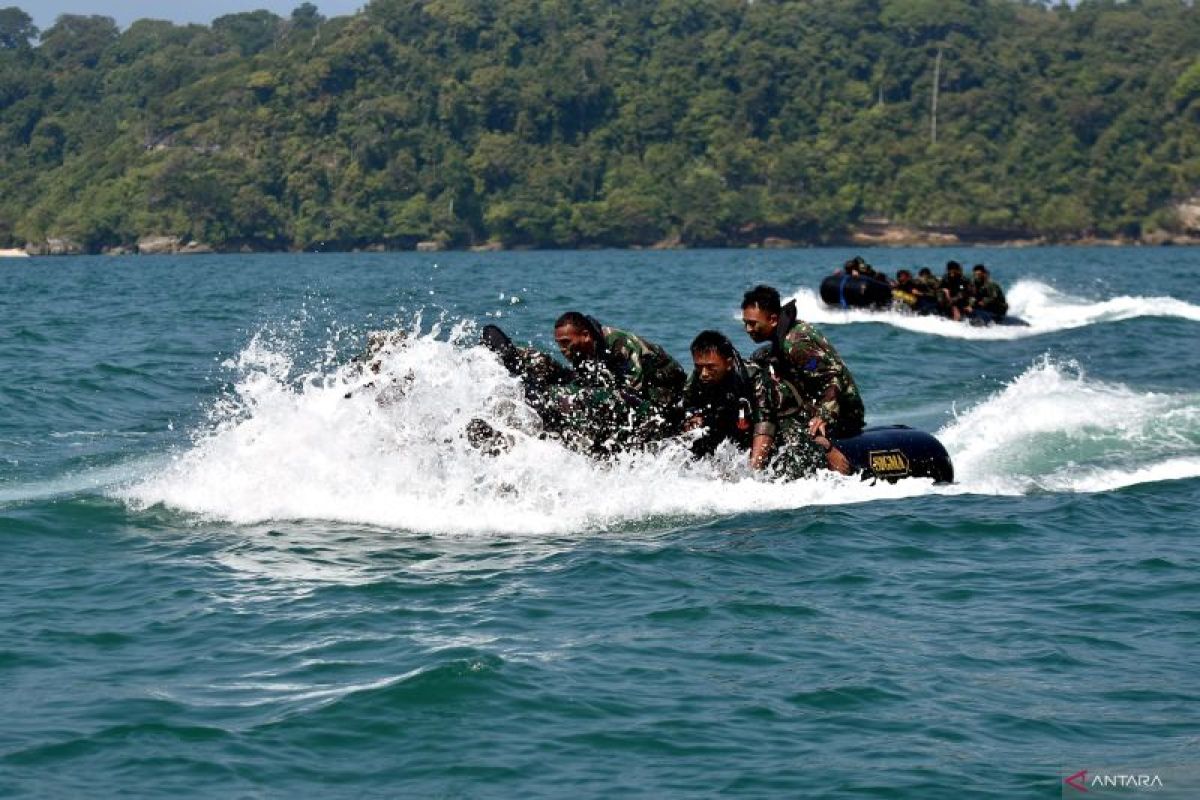 Latihan perahu karet marinir di Malang - ANTARA News Jawa Timur