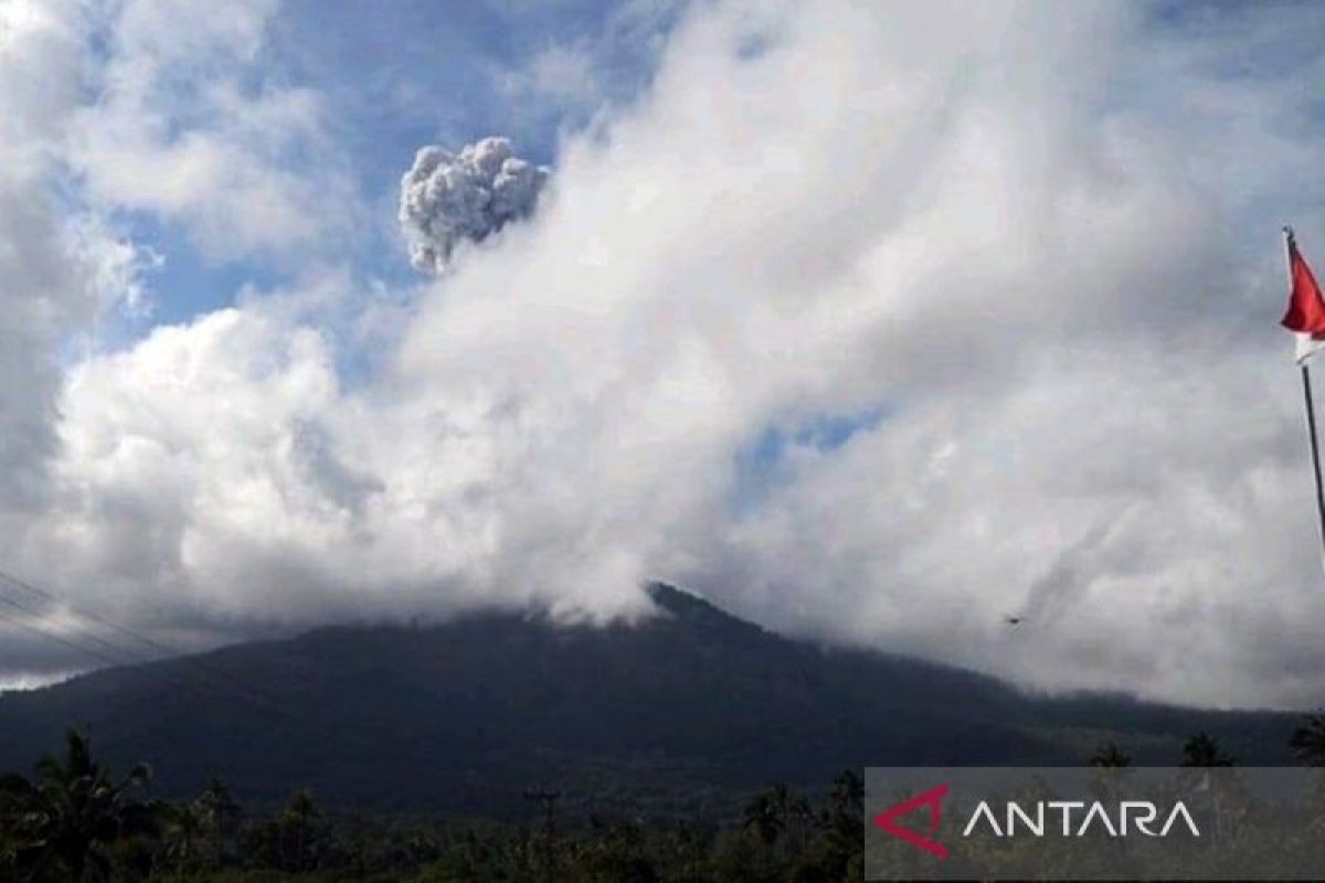 Gunung Lewotobi Laki-laki lontarkan abu setinggi 1.000 meter - ANTARA News