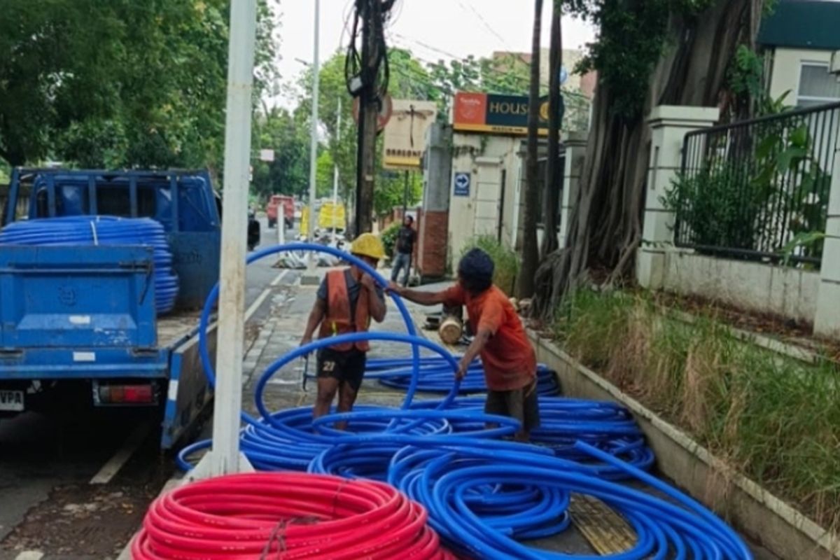 Pemkot Jakbar tata kabel optik udara di dua lokasi - ANTARA News