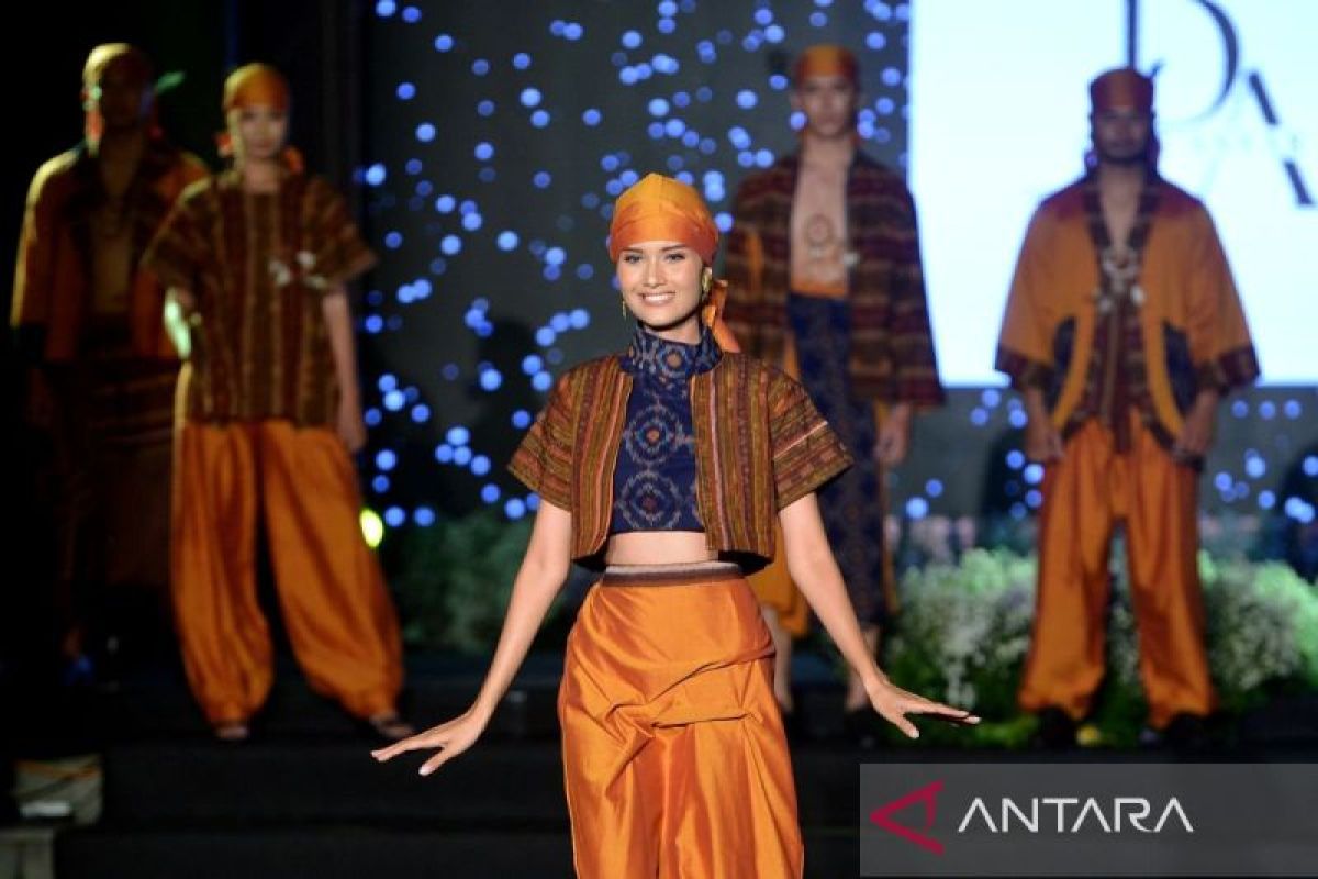 Peragaan busana karya desainer Denpasar untuk populerkan kain tenun ...