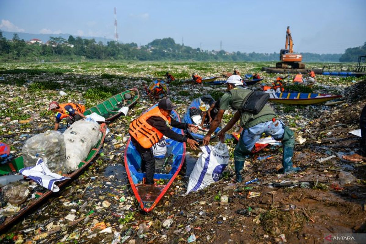 Sampah sepanjang tiga kilometer cemari Sungai Citarum - ANTARA News