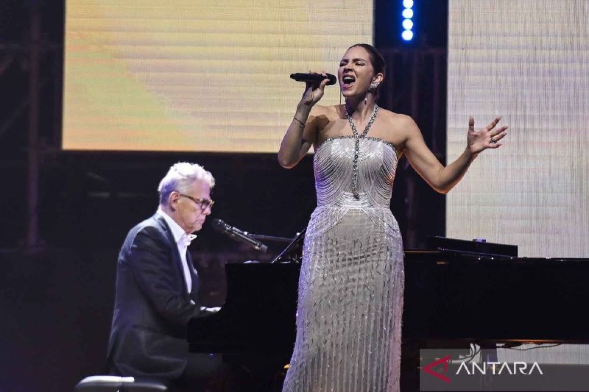 Penampilan David Foster and Friends pada konser Hitman Returns - ANTARA ...