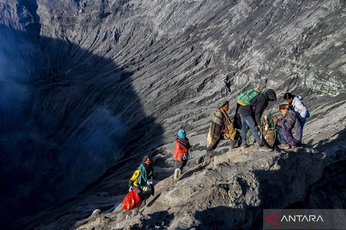 Sakralnya ritual Yadnya Kasada Suku Tengger di Gunung Bromo - ANTARA News