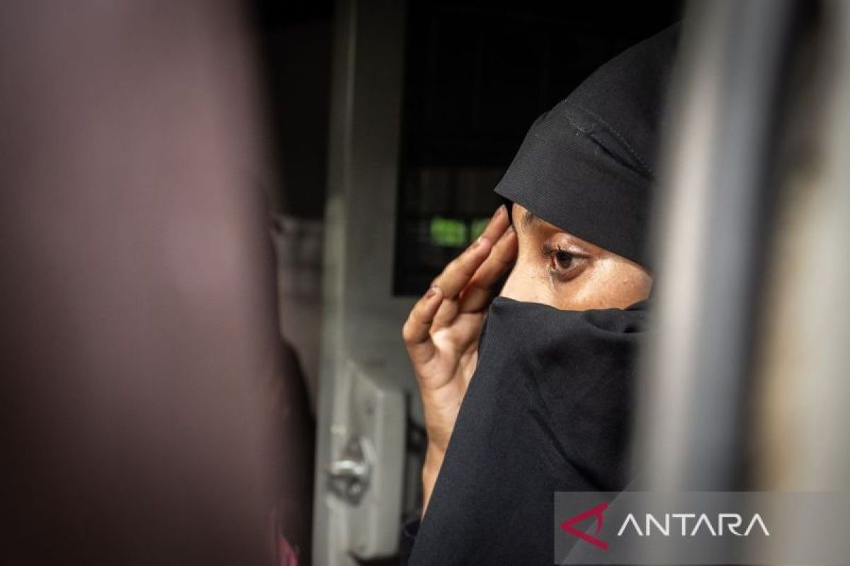 Petugas relokasi 15 pengungsi WNA ke rumah detensi imigrasi - ANTARA News