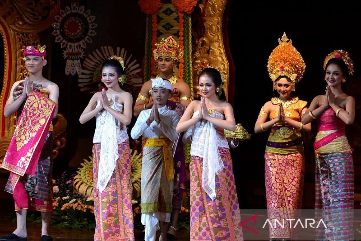 Parade Busana Adat se-Bali lestarikan dan kenalkan kekayaan kain dan busana adat Pulau Dewata ...