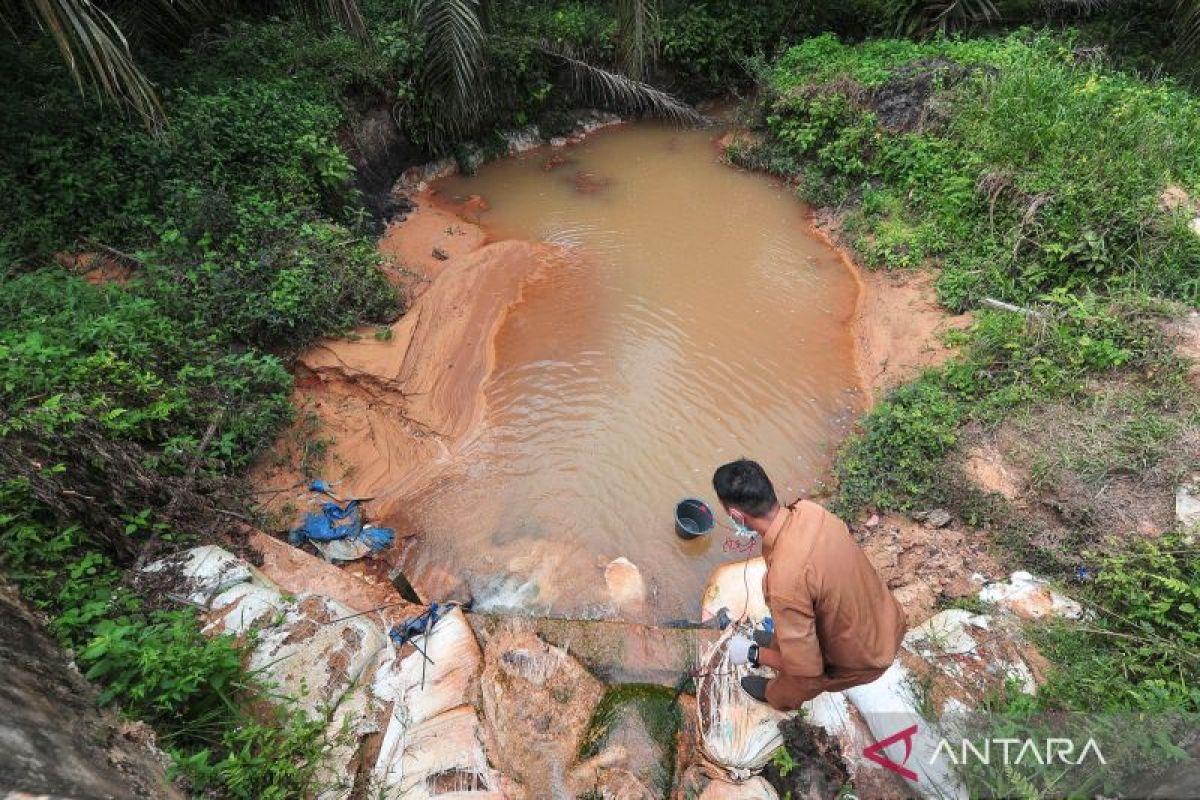 Pengambilan sampel air diduga tercemar limbah minyak - ANTARA News