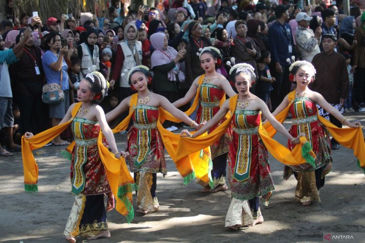 Upacara adat Kebur Ubalan di Kediri - ANTARA News