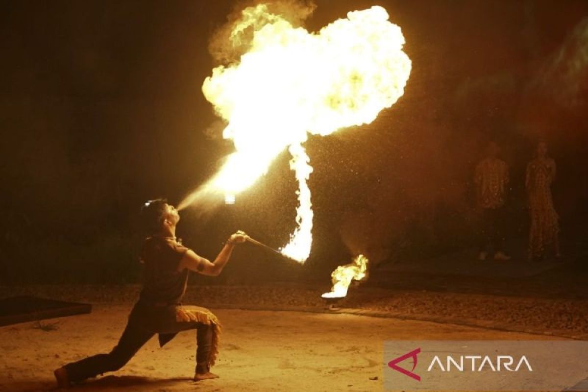 Atraksi tarian api di Safari Beach Jateng - ANTARA News