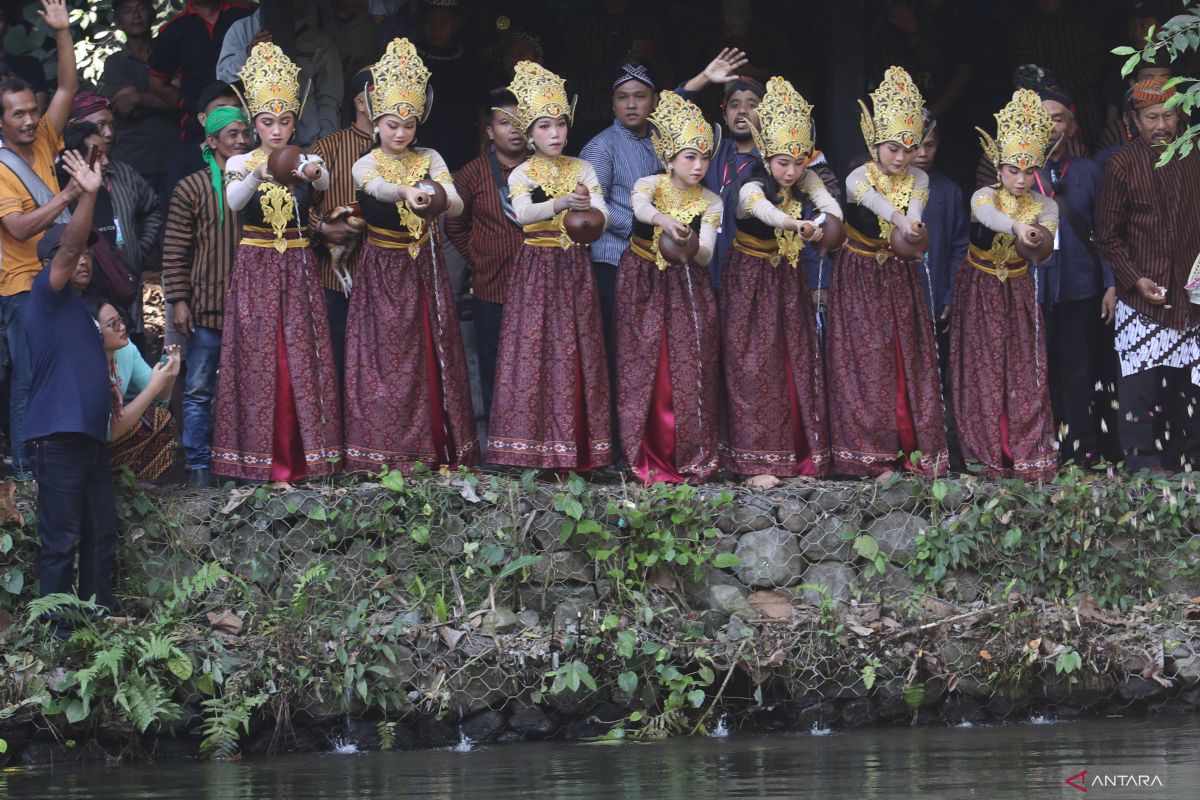 Upacara adat Kebur Ubalan di Kediri - ANTARA News Jawa Timur