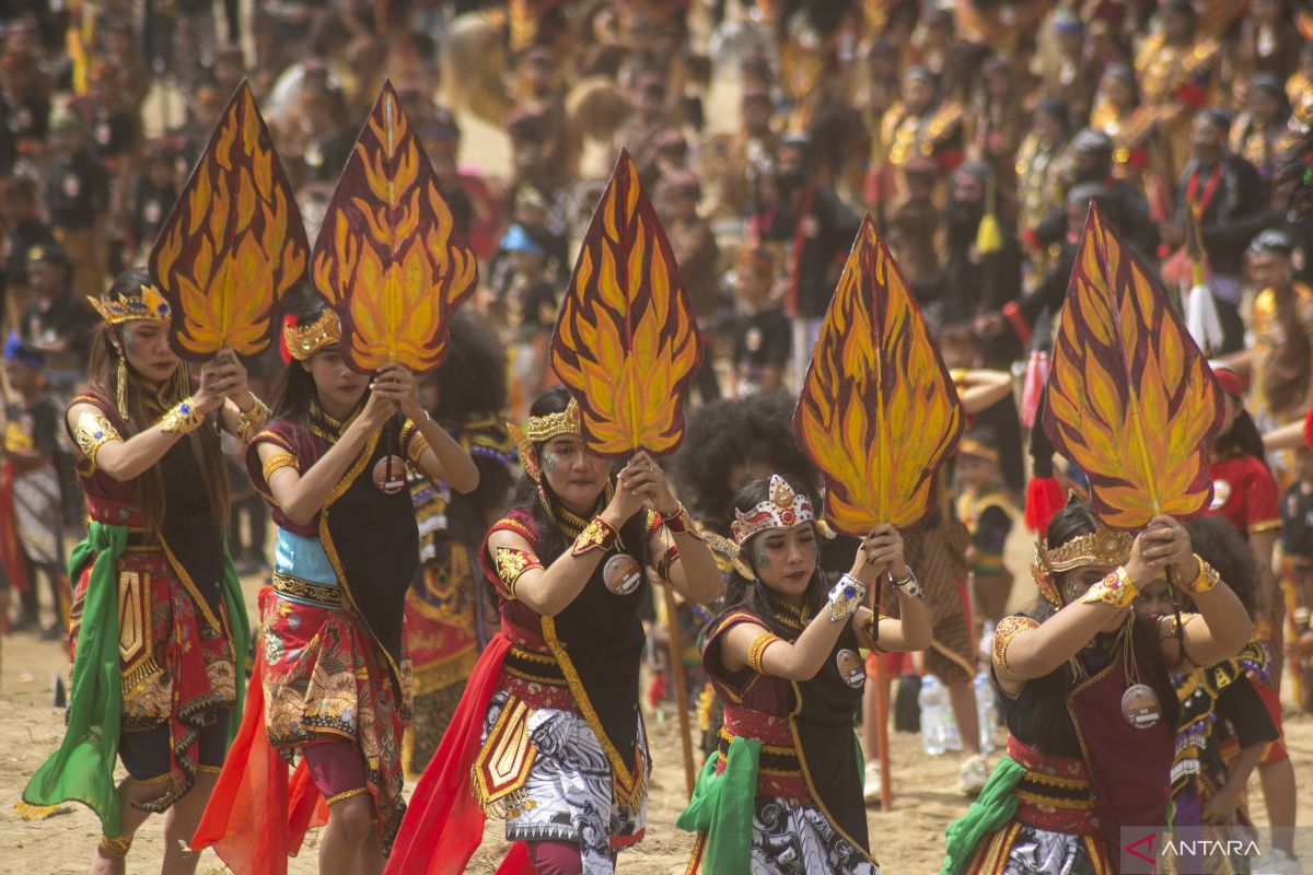 Rekor MURI tari kolosal Baru Klinting - ANTARA News