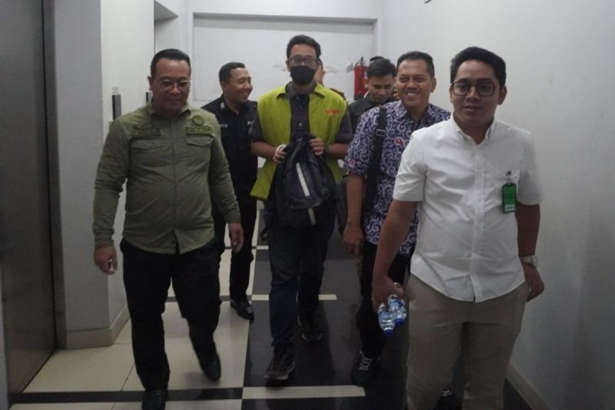 Kejagung tahan tersangka sipil kasus korupsi penyaluran kredit fiktif ... Kejagung tahan tersangka sipil kasus korupsi penyaluran kredit fiktif ...