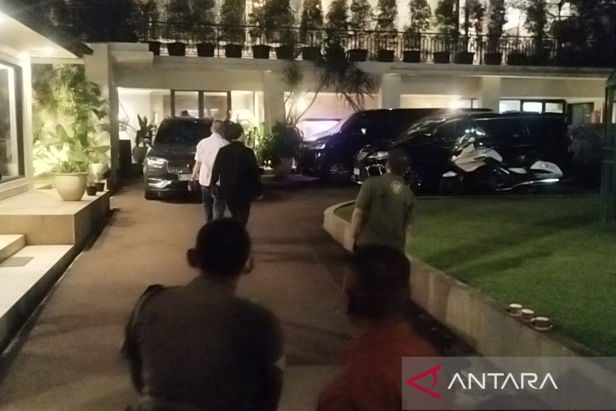 Ridwan Kamil dan Jusuf Hamka datangi rumah Ketum Golkar Airlangga ... Ridwan Kamil dan Jusuf Hamka datangi rumah Ketum Golkar Airlangga ...