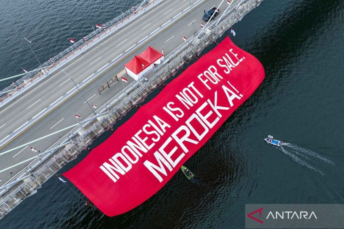 Pembentangan bendera merah putih bukti nasionalisme di hari kemerdekaan - ANTARA News