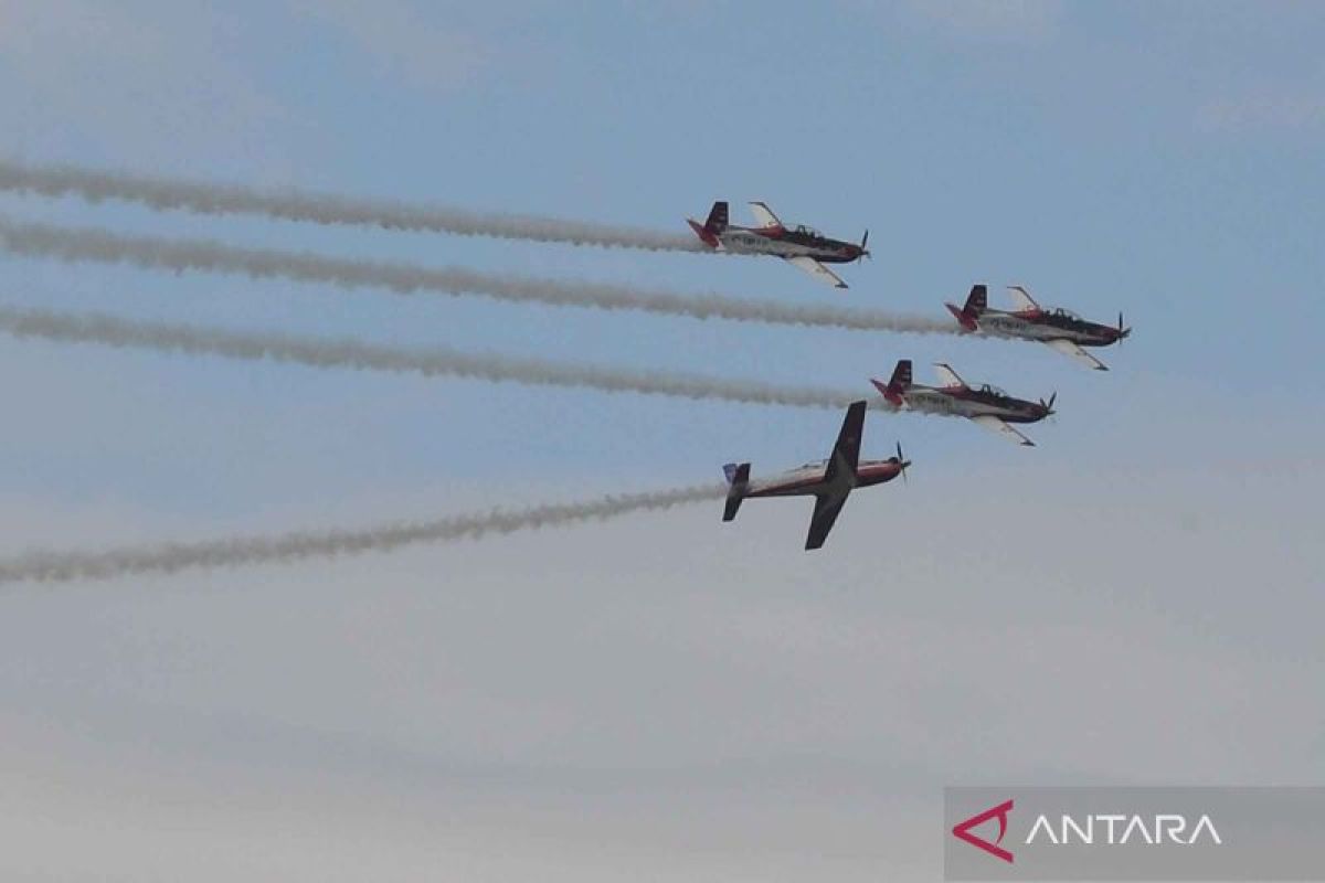 Atraksi Jupiter Aerobatic Team pada upacara penurunan duplikat Bendera ...
