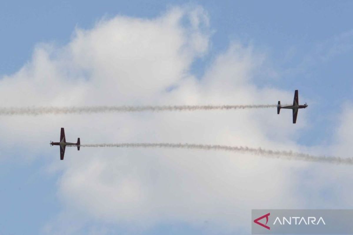 Atraksi Jupiter Aerobatic Team pada upacara penurunan duplikat Bendera ...
