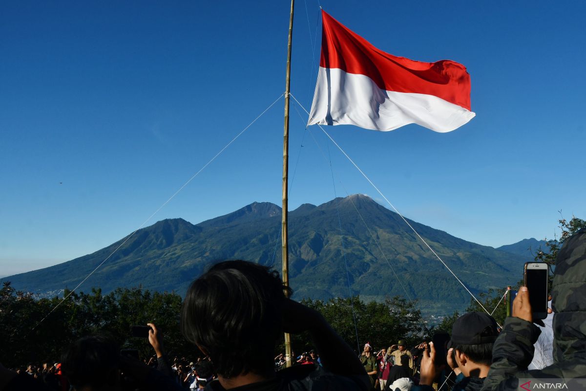 Peringatan HUT RI di Gunung Penanggungan - ANTARA News Jawa Timur