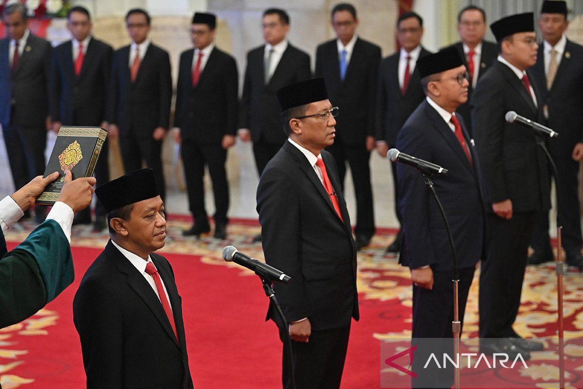 Presiden Jokowi lantik pejabat baru Menteri ESDM dan Menkumham - ANTARA ...