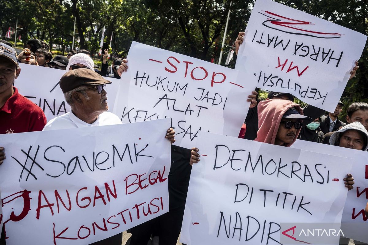 Aksi gabungan pengunjuk rasa kawal putusan Mahkamah Konstitusi - ANTARA News