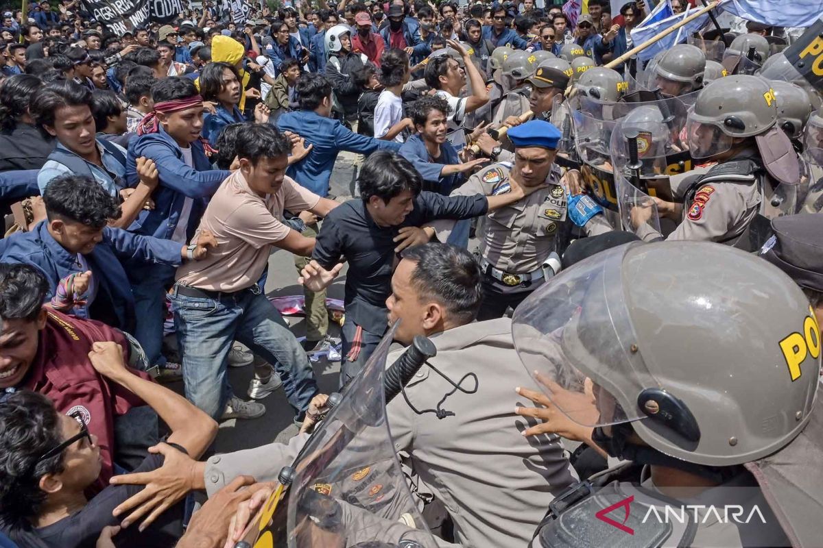 Mahasiswa dan polisi terlibat keributan saat aksi tolak pengesahan revisi UU Pilkada - ANTARA News