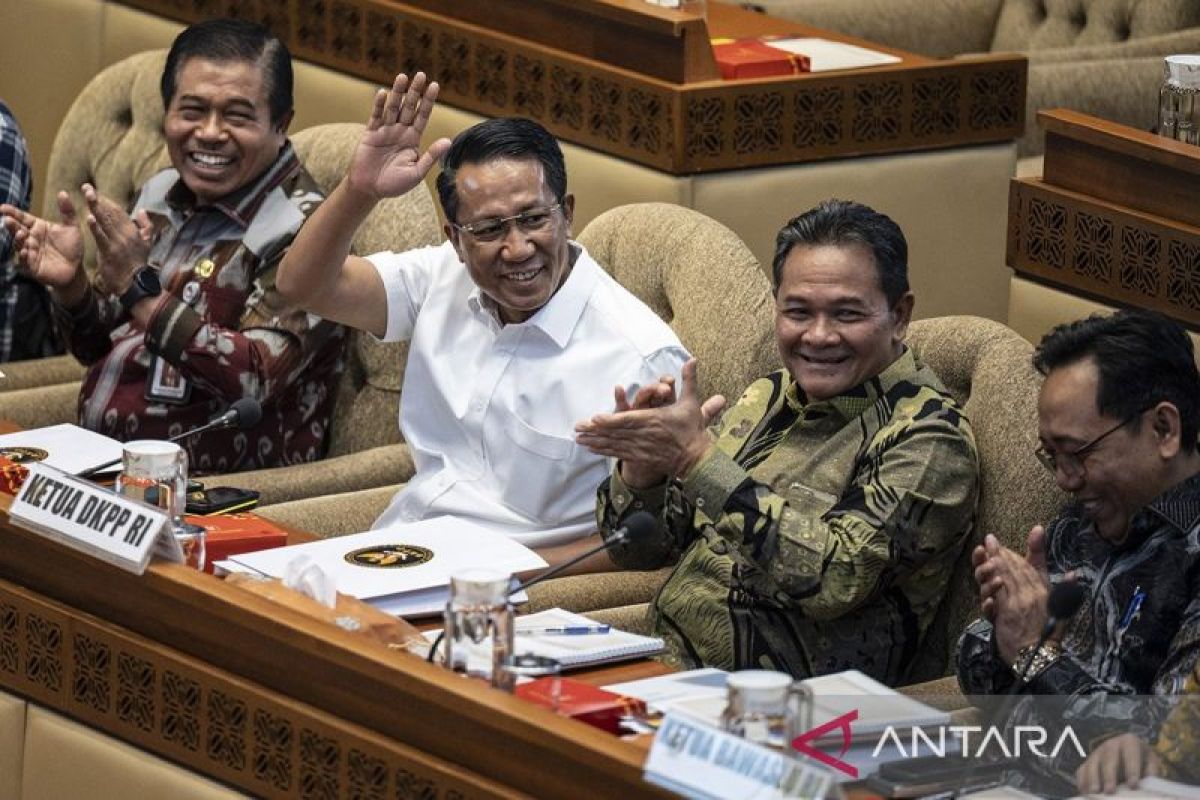 RDP Komisi II DPR bersama KPU tetapkan revisi PKPU terkait keputusan Mahkamah Konstitusi ...