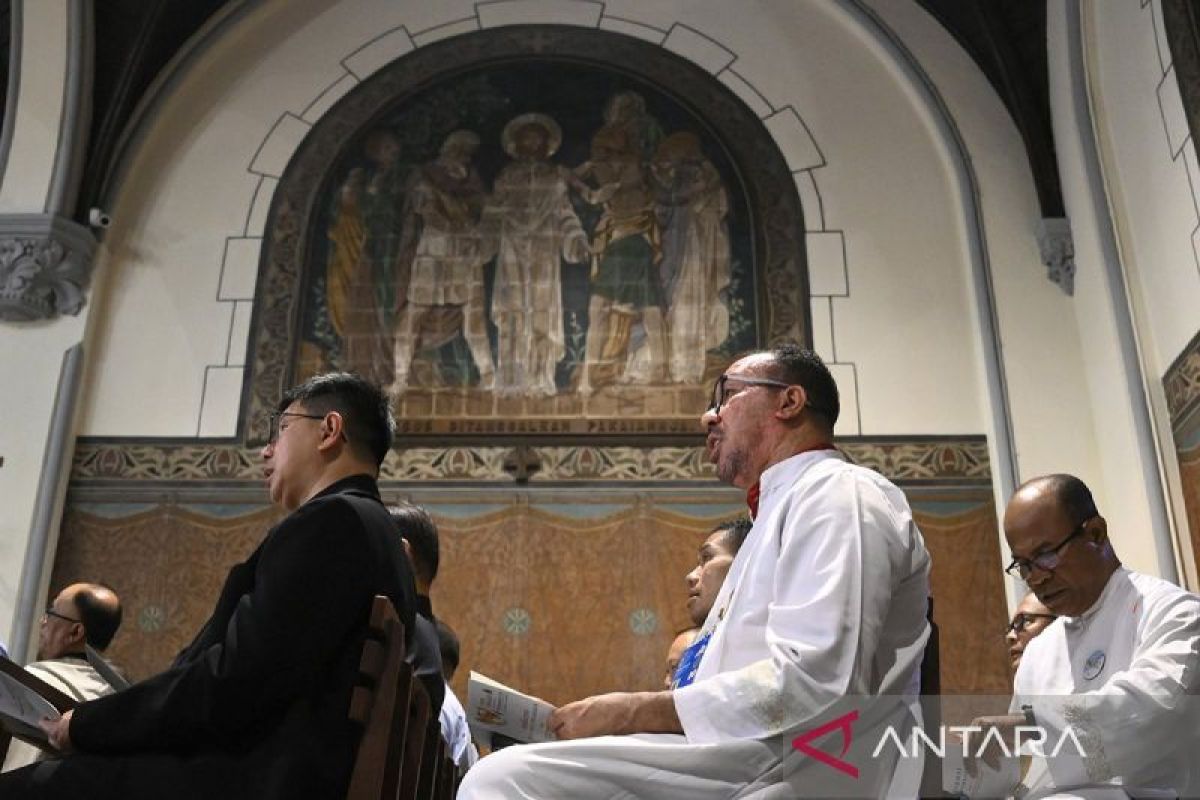 Umat Katolik berdoa, menjelang kunjungan Paus Fransiskus ke Gereja Katedral - ANTARA News