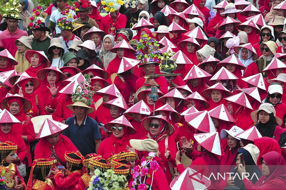 Parade adat Festival Lek Nagroi di Jambi diikuti dua ribu lebih warga ...