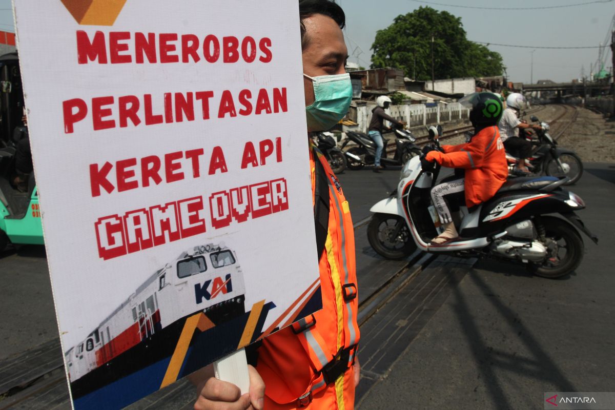 Sosialisasi keselamatan berlalu lintas di perlintasan sebidang kereta api - ANTARA News Jawa Timur