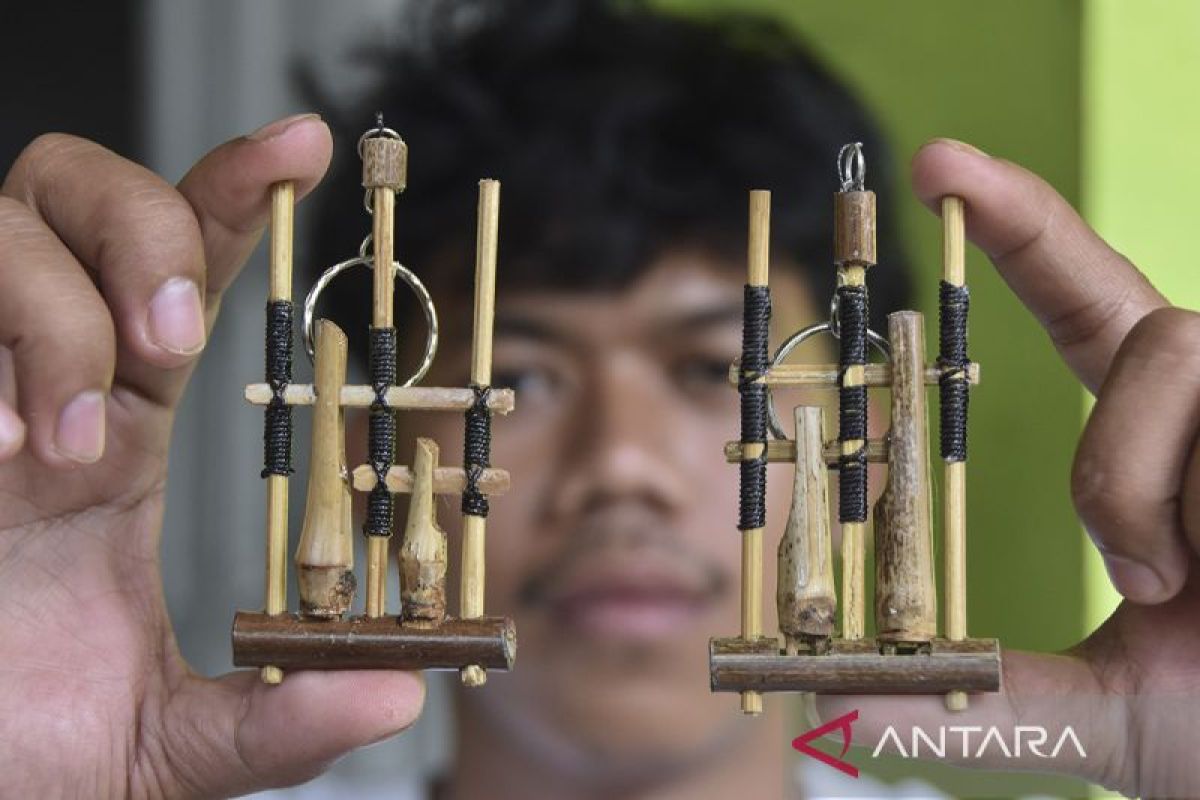 Kerajinan angklung mini dari limbah bambu - ANTARA News Jawa Barat