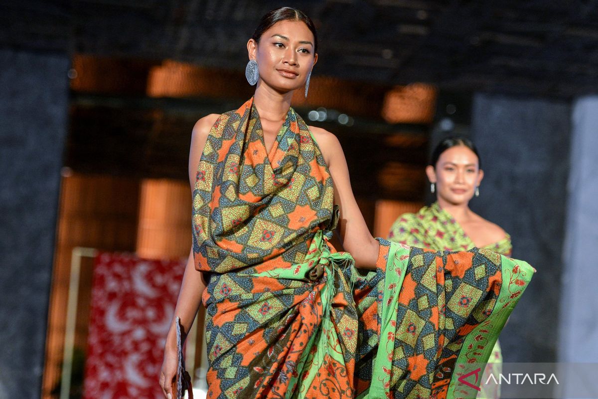 Semarak peringatan hari Batik nasional di Bali dengan peragaan busana ...