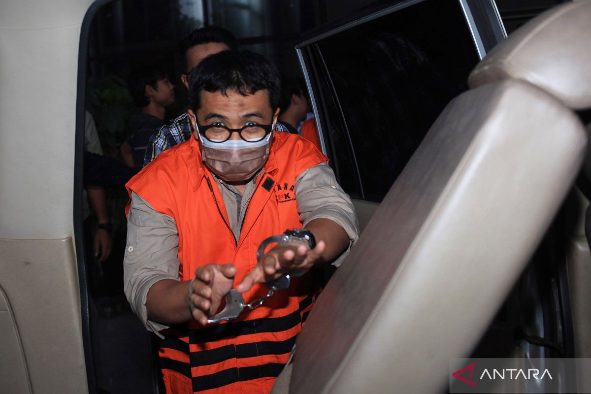 KPK tahan tersangka korupsi pengadaan APD senilai Rp319 miliar di Kemenkes - ANTARA News