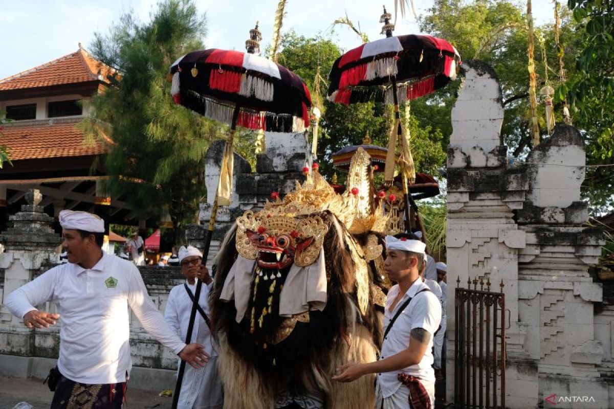 Arak- arakan benda sakral untuk persiapan upacara Hari Raya Kuningan di ...