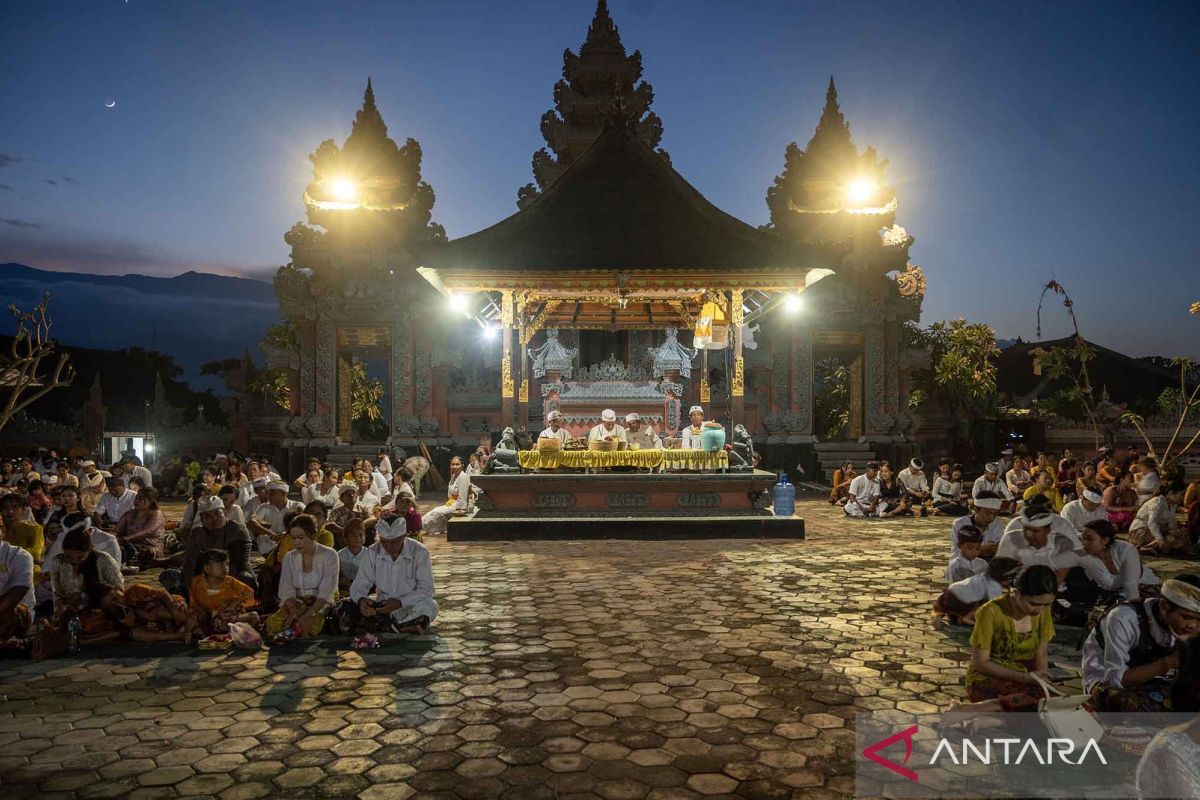 Sembahyang pada Hari Raya Kuningan di Palu - ANTARA News