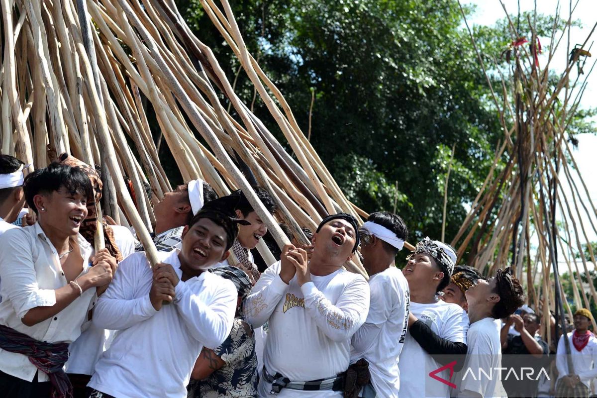 Tradisi Mekotek menolak bala sambut Hari Raya Kuningan di Bali - ANTARA News
