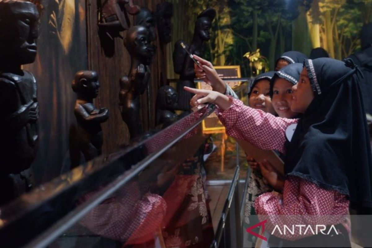 Siswa SD Bawamai kunjungi Museum Kalbar - ANTARA News Kalimantan Barat Siswa SD Bawamai kunjungi Museum Kalbar - ANTARA News Kalimantan Barat