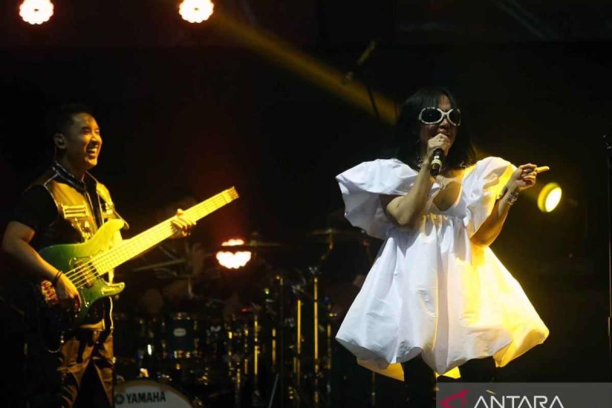 Konser dua lady rockers Indonesia Nicky Astria dan Atiek CB - ANTARA News