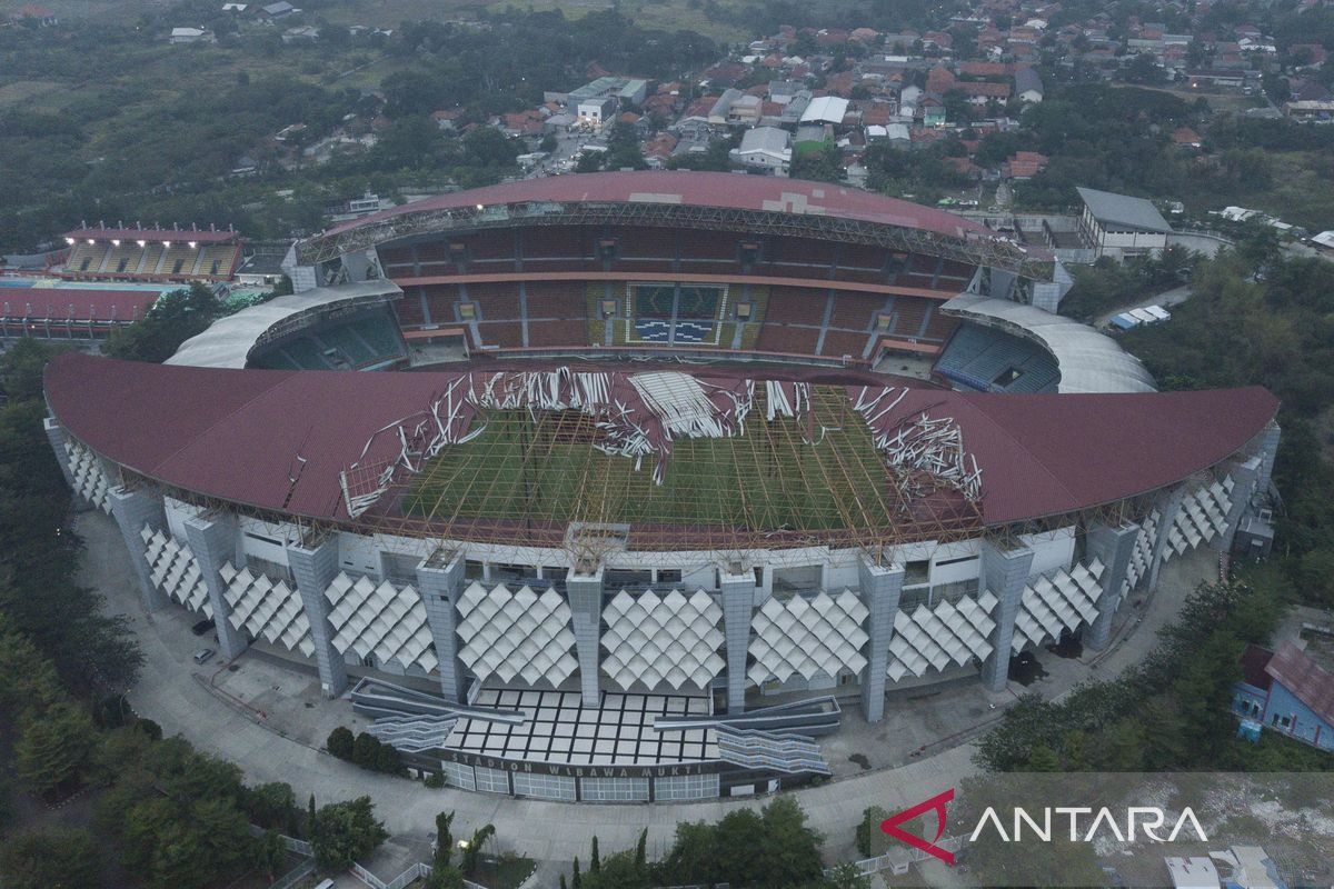 Begini penampakan kerusakan atap Stadion Wibawa Mukti akibat diterjang ...