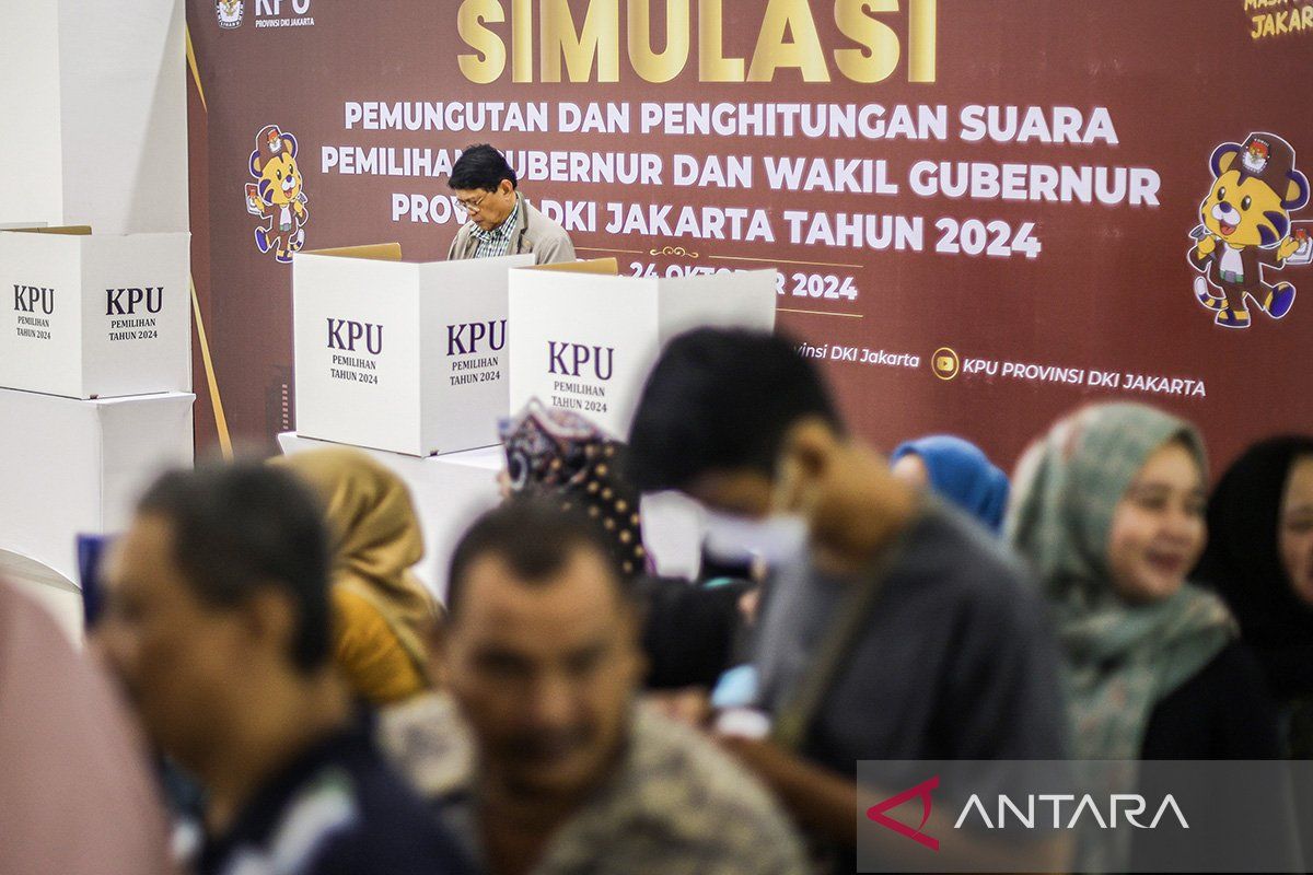 Simulasi pemungutan suara sebagai pemanasan petugas dan warga lakukan Pilkada 2024 - ANTARA News