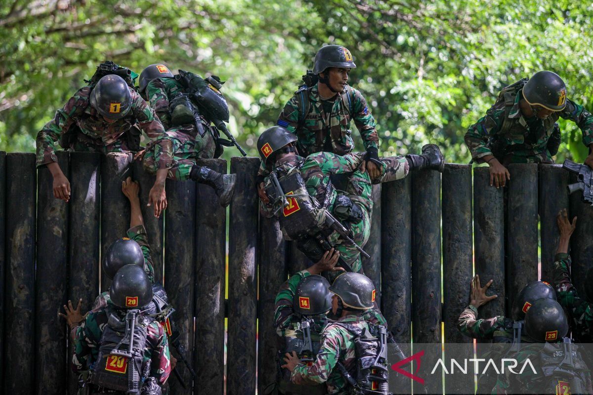 Serunya lomba ketangkasan halang rintang prajurit Korps Marinir ...